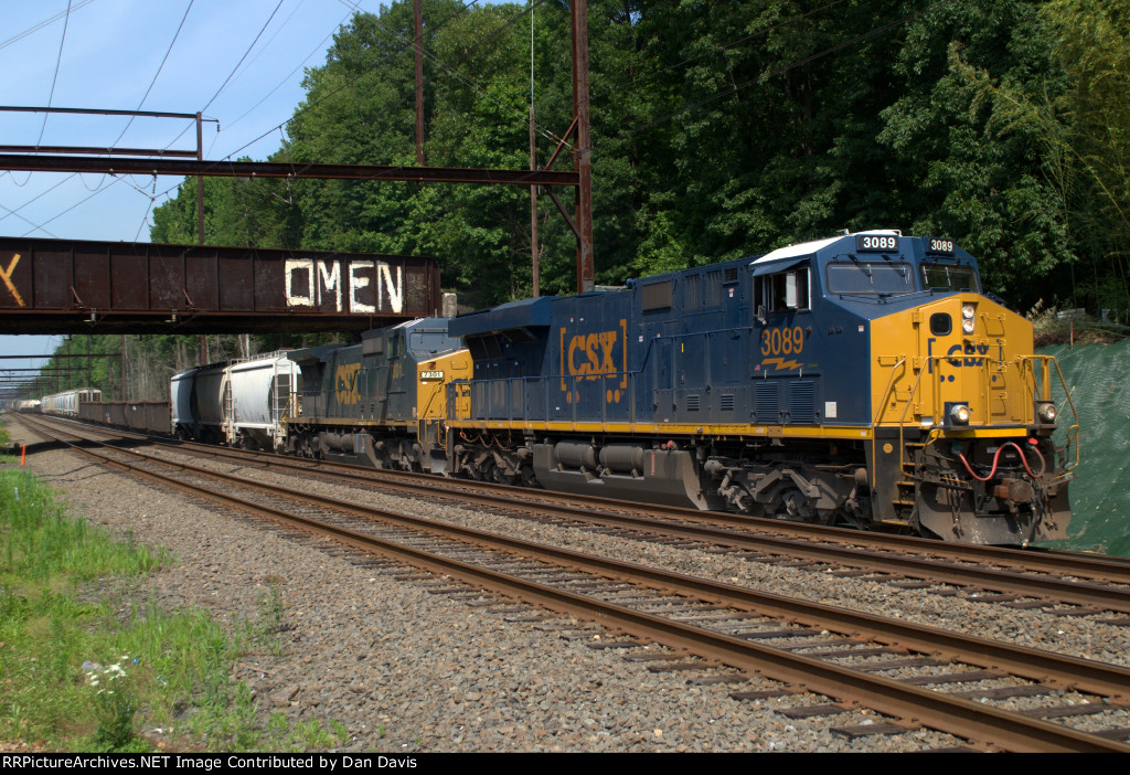 CSX ES44AH 3089 leads Q439-22